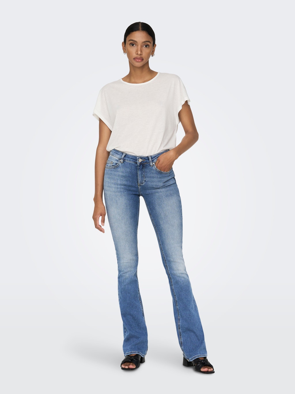 ONLBlush life mid Flared Jeans | Lichtblauw | ONLY® ONLBlush life mid Flared Jeans | Lichtblauw | ONLY®