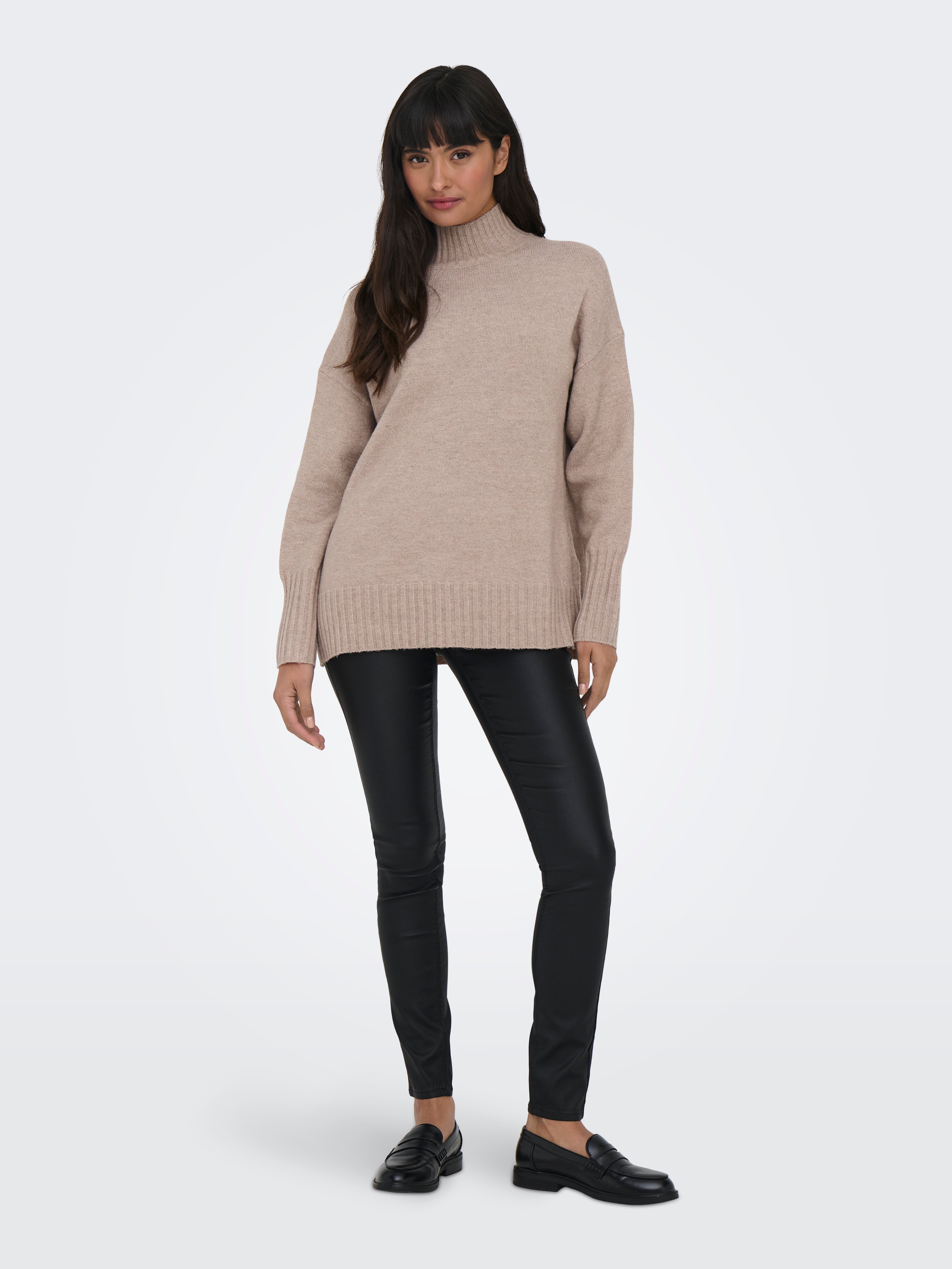 Avslappnad Hög hals Höga manschetter Nedsänkta axlar Pullover ...