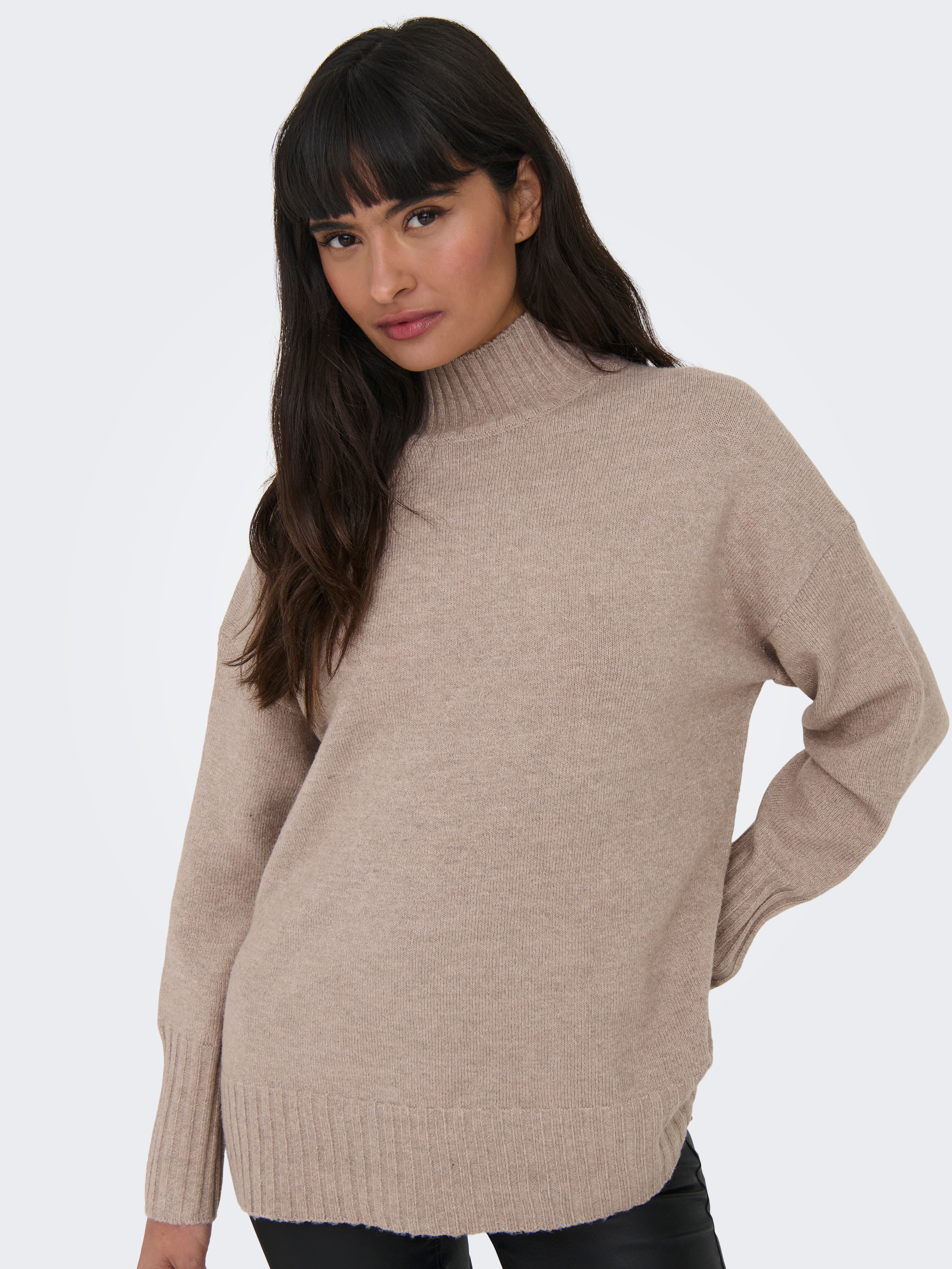 Avslappnad Hög hals Höga manschetter Nedsänkta axlar Pullover ...