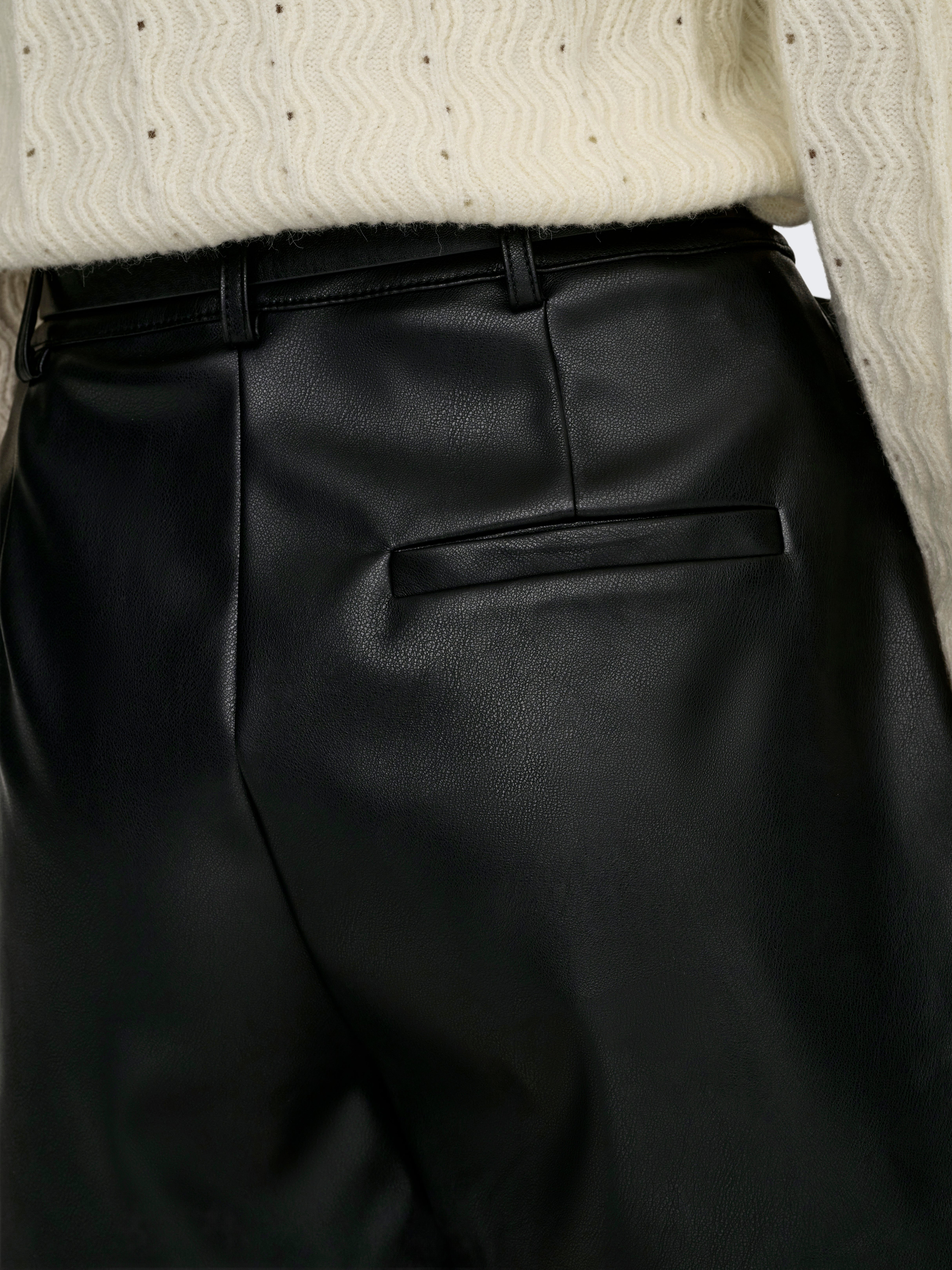 ONLMAGGA Corte loose Shorts | Negro | ONLY®